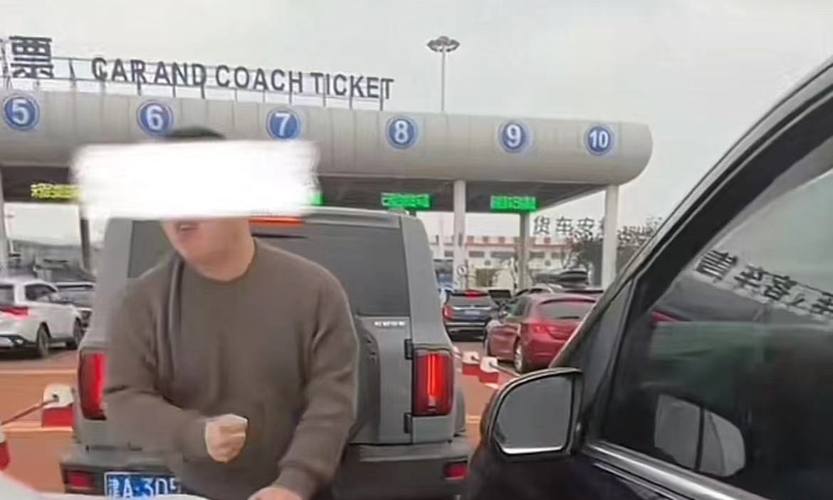 奔驰车主砸车事件反转？被砸车女子回应这不是真相 - 雷科技