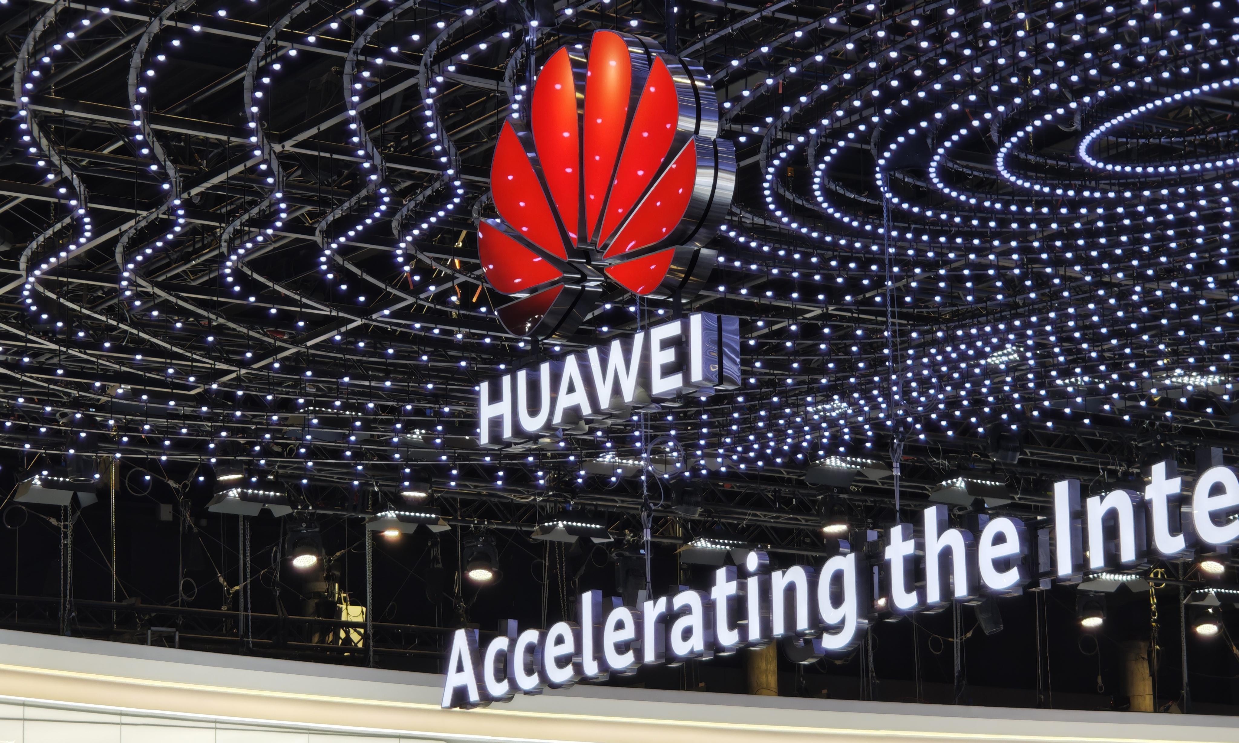 MWC上的通信革命：全面吃上AI，5G-A成熟，6G还没影 - 雷科技