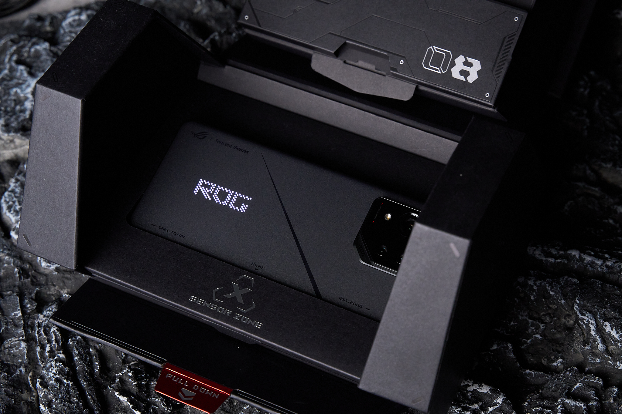 ROG 8 Pro图赏：化身西装暴徒，质感再度提升 - 雷科技