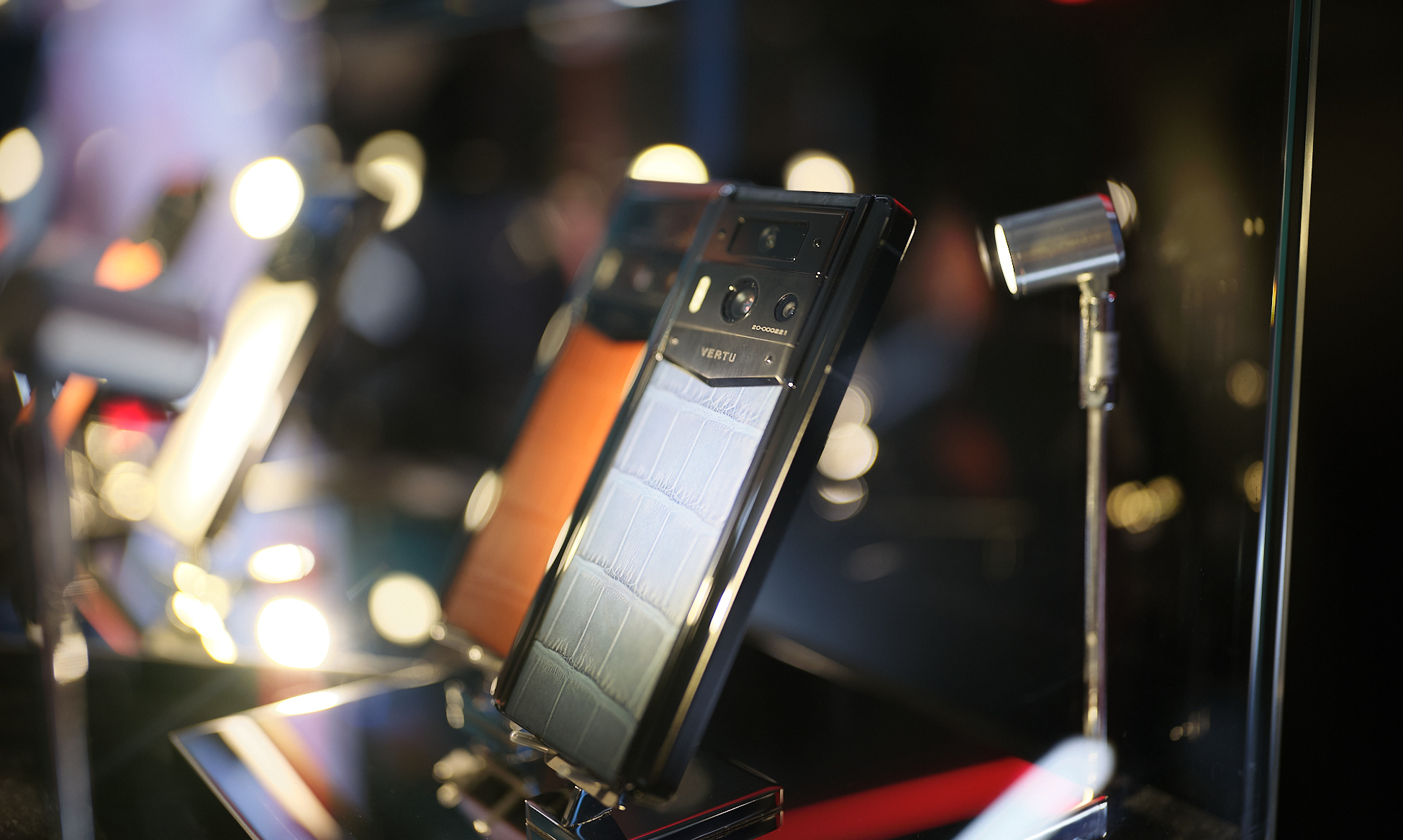 最极致的安全性！METAVERTU2发布：一台拥有“真正大脑”的双模型AI手机 - 雷科技