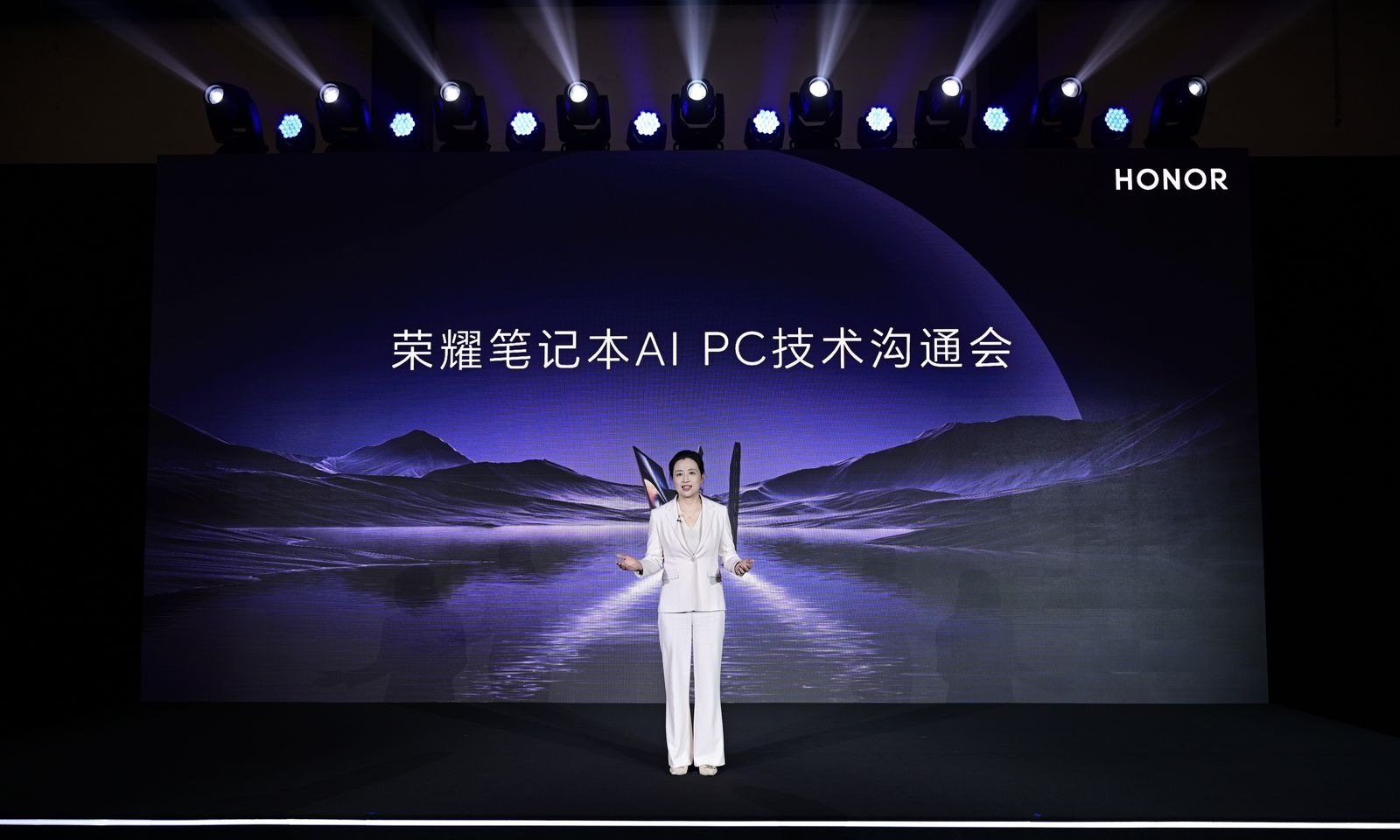 荣耀首款AI PC技术发布，手机厂商能否做好AI PC？ - 雷科技