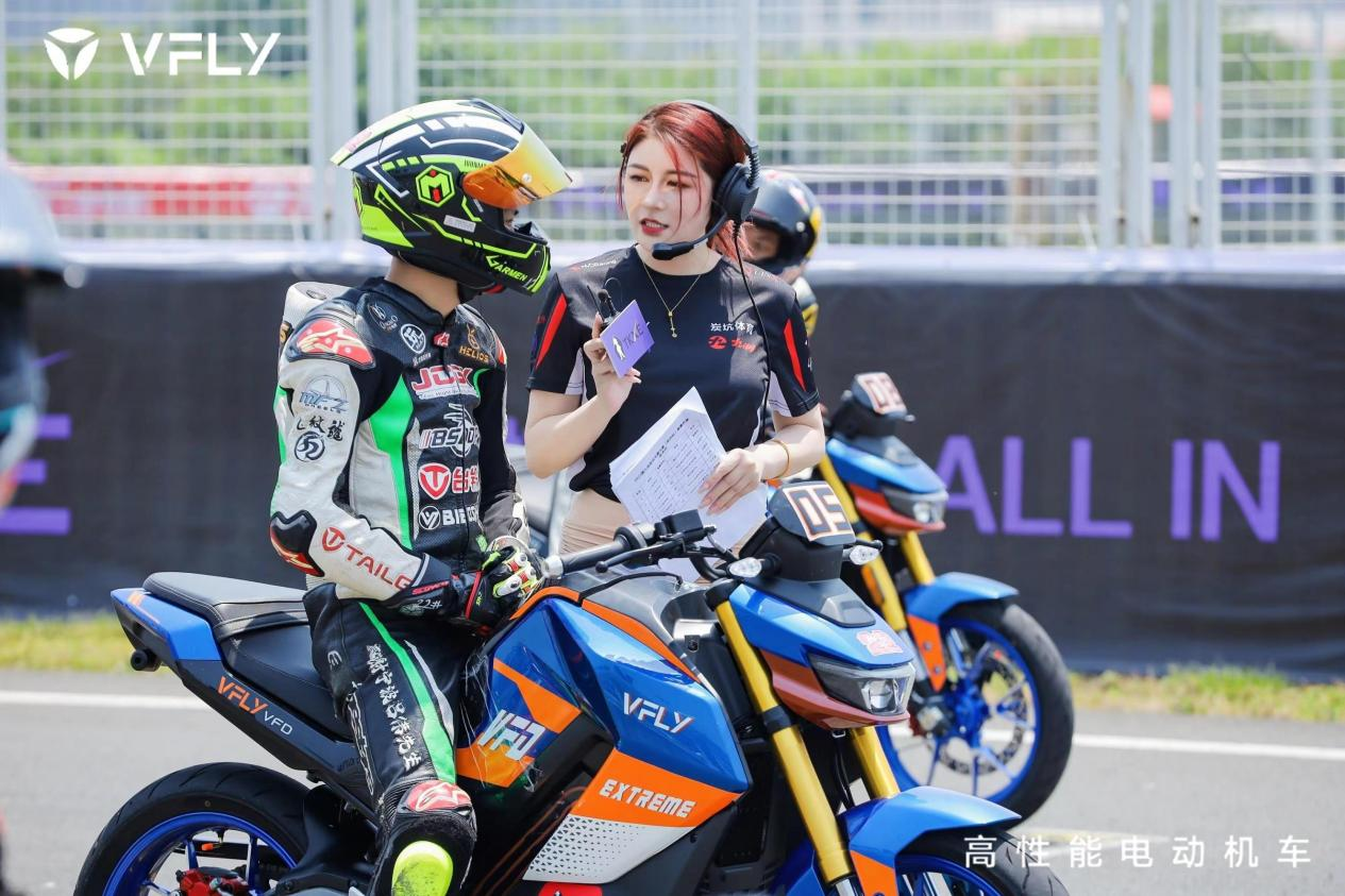 VFLY旗下双雄出战电摩大赛，这就是新青年的专属座驾？ - 雷科技