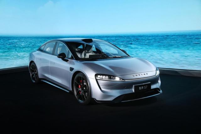 智界S7首发搭载华为800V超充，鸿蒙4座舱、超800公里续航齐备！ - 雷科技