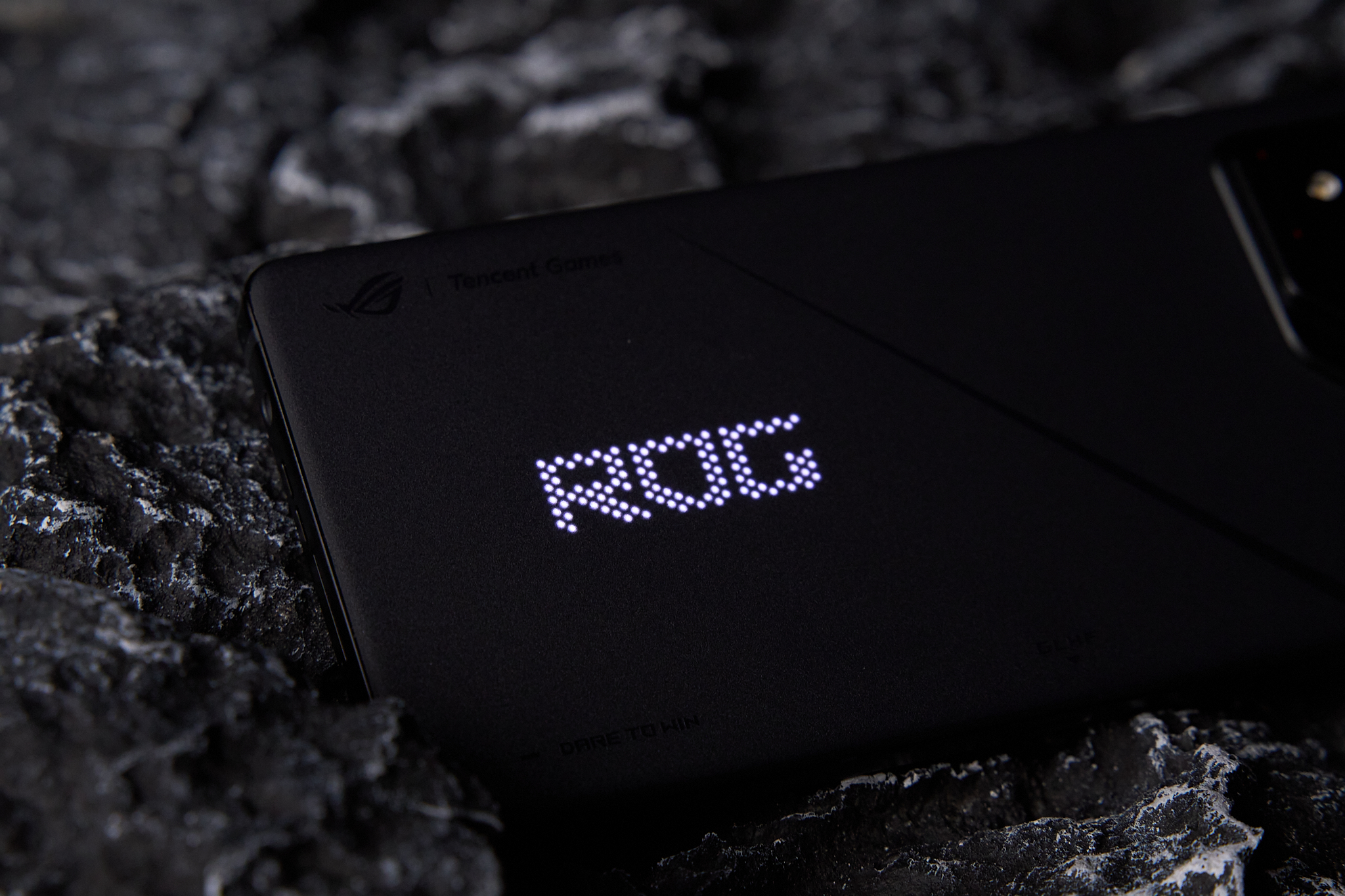 ROG 8 Pro图赏：化身西装暴徒，质感再度提升 - 雷科技